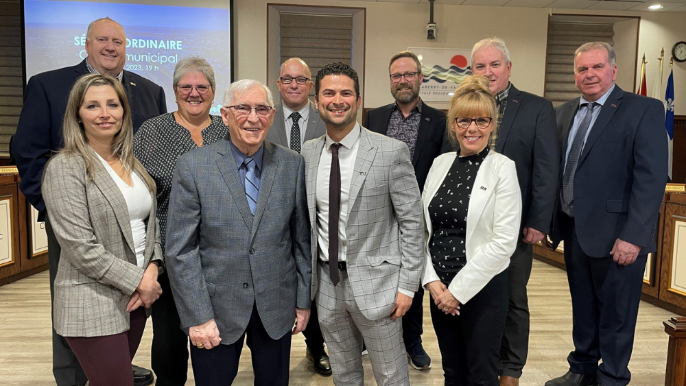 Le Centre civique renommé Aréna Michel-Rochefort | INFOSuroit.com
