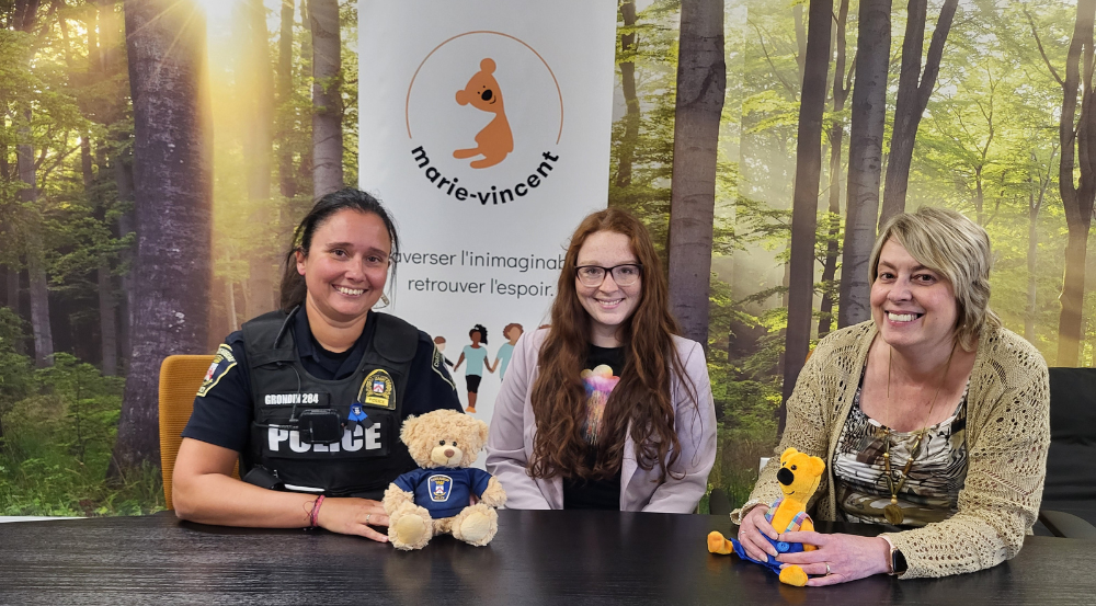Un ourson en peluche à l’effigie du Service de police de Châteauguay ...